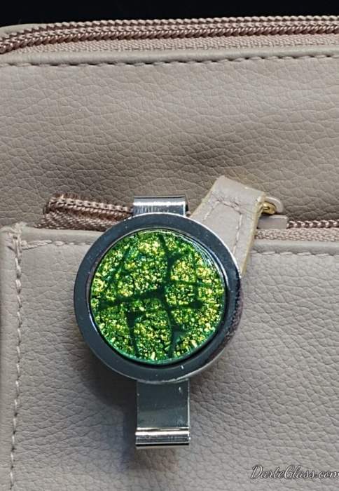 Green Dichroic Key Finder with Mosaic Pattern